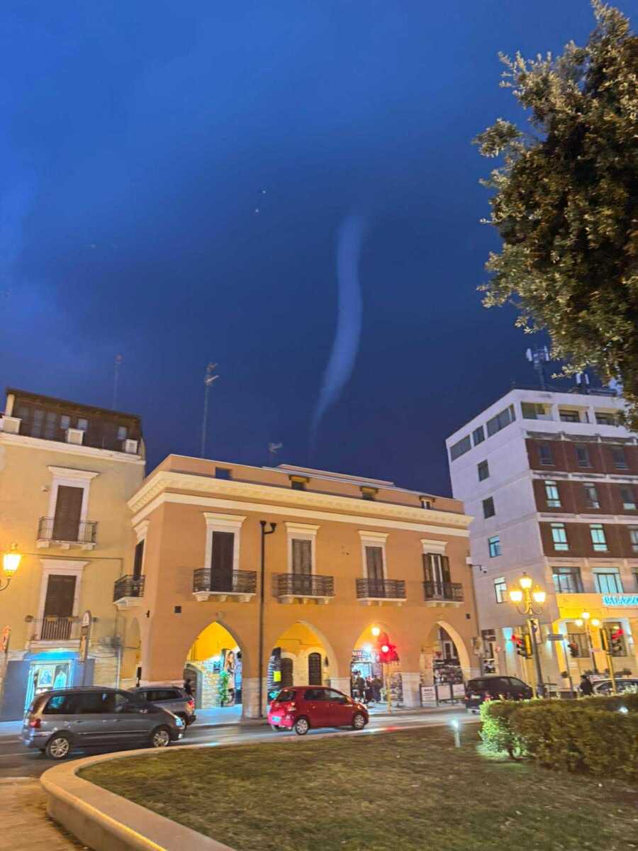 Maltempo: tromba d’aria a Barletta, abbattuto semaforo - Barletta news24city